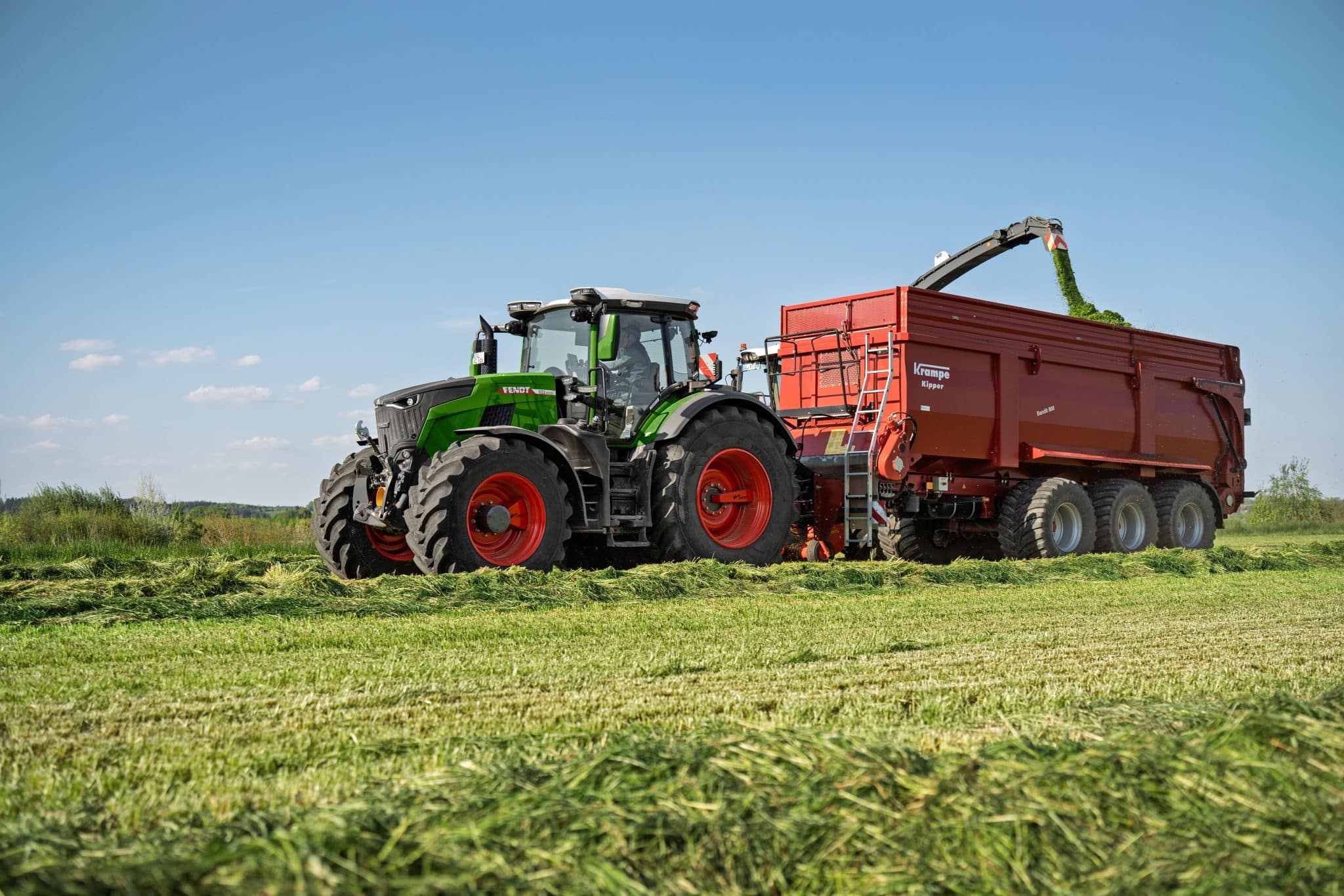 With its compact design for the power class, the Fendt 1000 Vario Gen4 ...